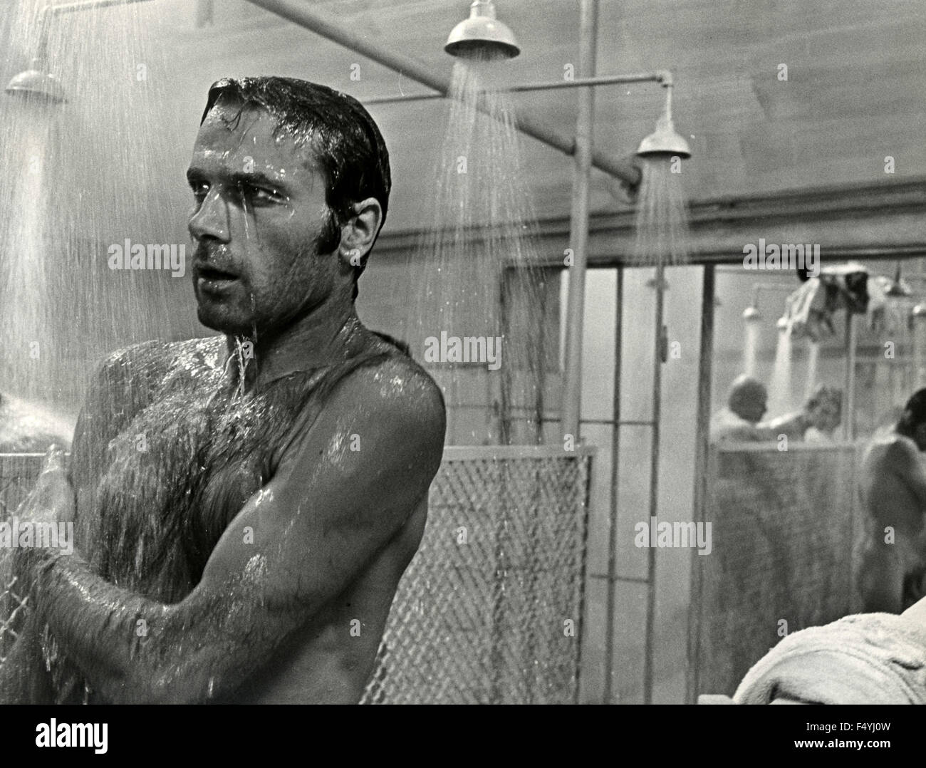 Dave Franco A Torso Nudo