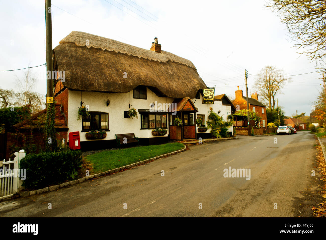 Thatched village inn hi-res stock photography and images - Alamy