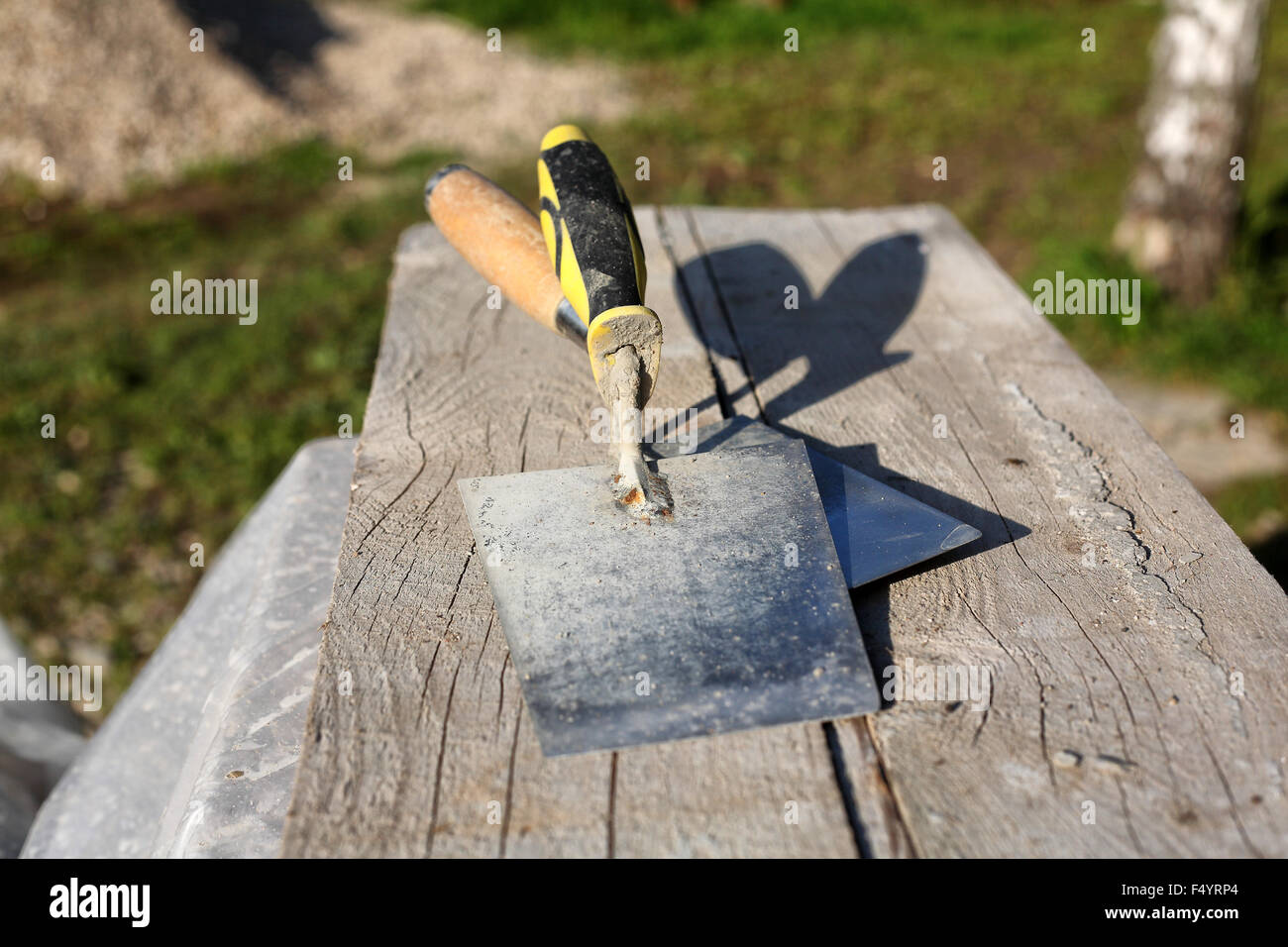 Two trowels hi-res stock photography and images - Alamy