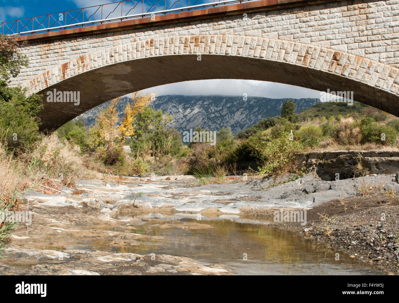 In spring bound for flooding, the Agly river quite dries up in summer ...