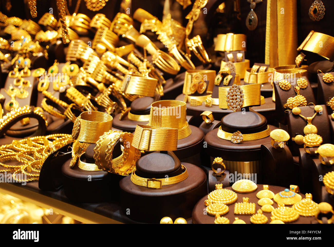 Gold jewelry shop hi-res stock photography and images - Alamy