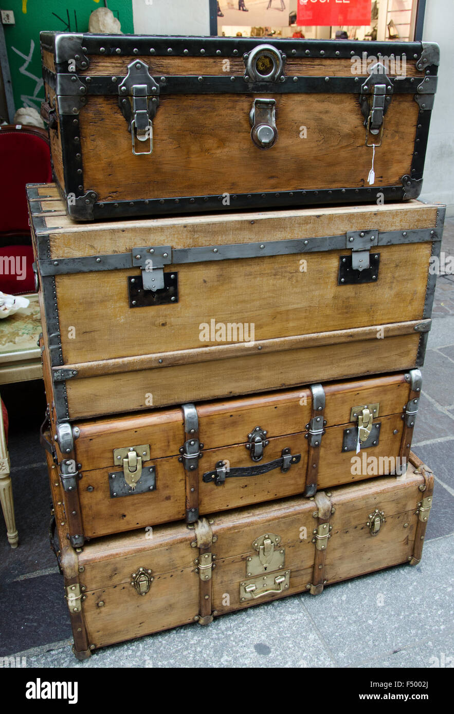 Vintage wood case hi-res stock photography and images - Alamy