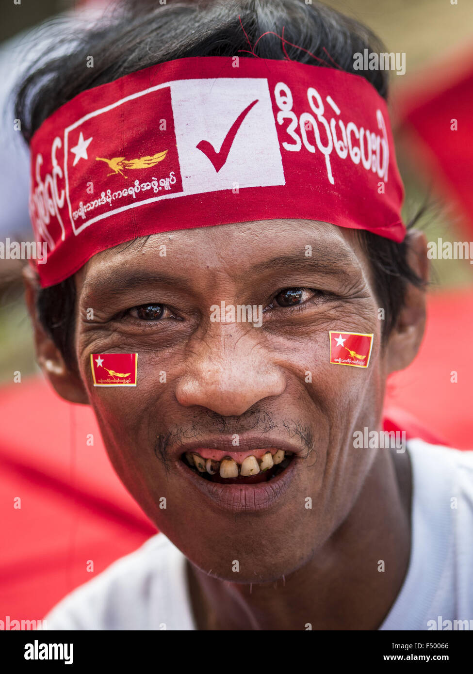 Shwepyithar, Yangon Division, Myanmar. 25th Oct, 2015. A NLD supporter ...