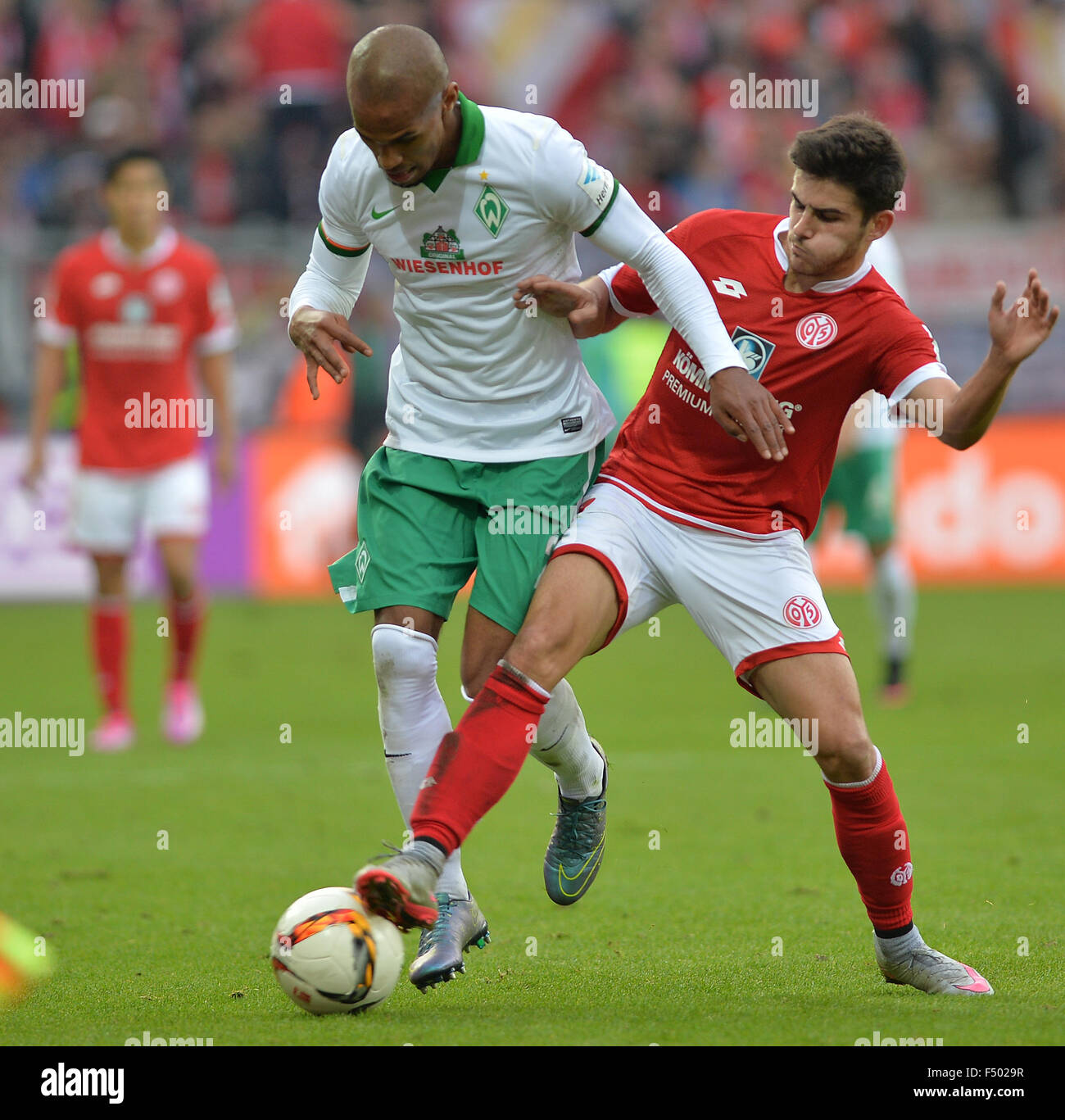Mainz, Germany. 24th Oct, 2015. Mainz's Jairo Samperio and Bremen's ...