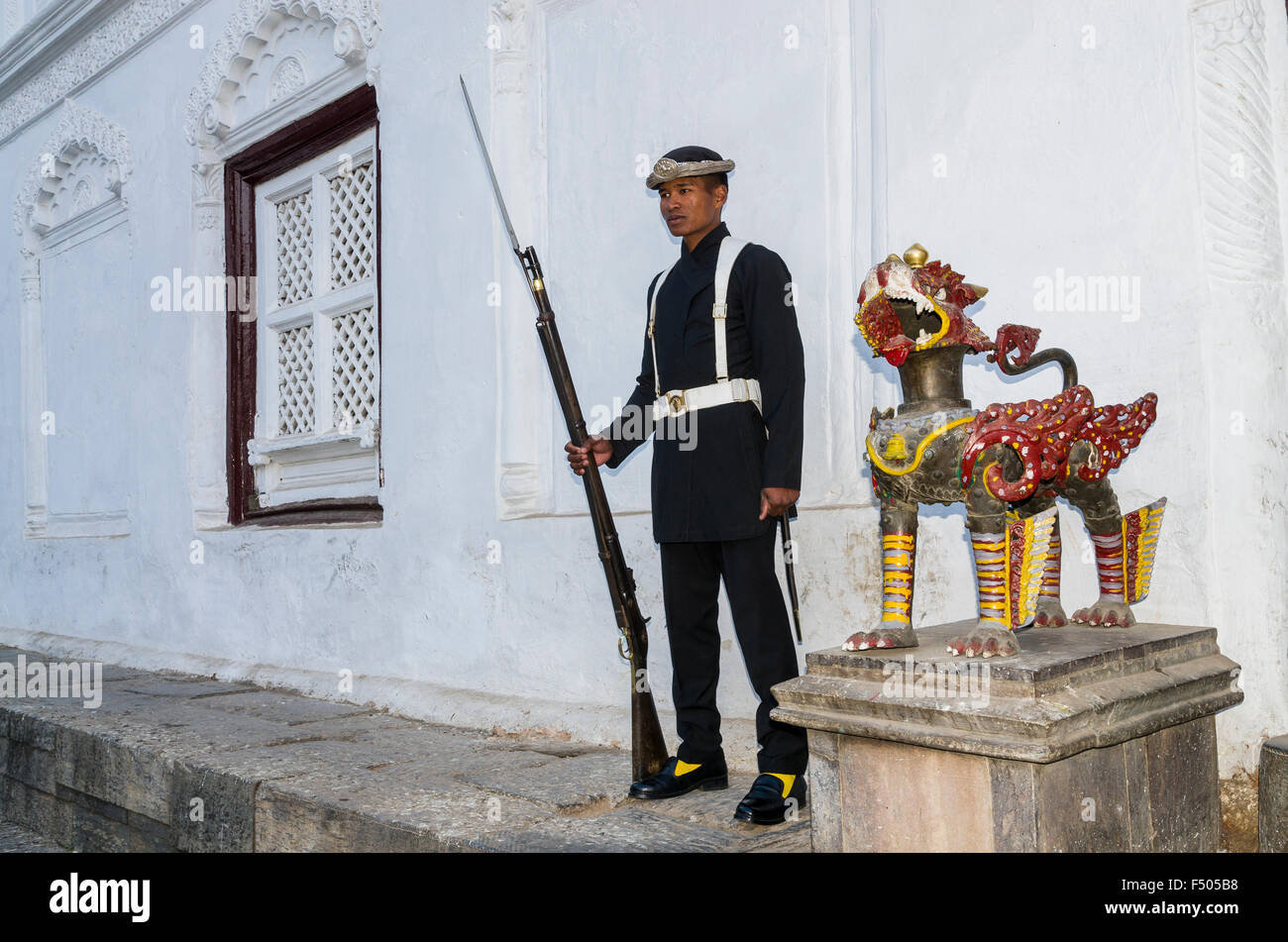 Palace guard uniform hi-res stock photography and images - Alamy