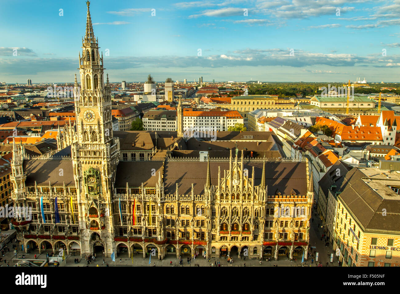 Marienplatz, New Town Hall (Neues Rathaus), Glockenspiel, Frauenkirche ...