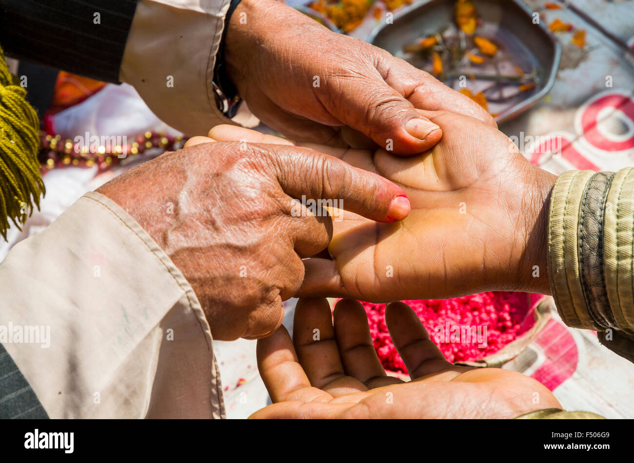 Palmist hi-res stock photography and images - Alamy