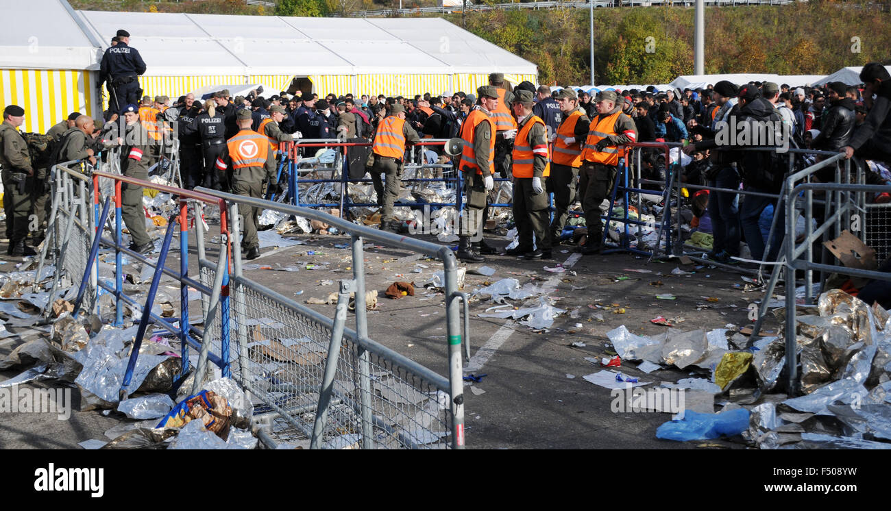 Spielfeld, Austria. 25th Oct, 2015. Soldiers and police at the ...
