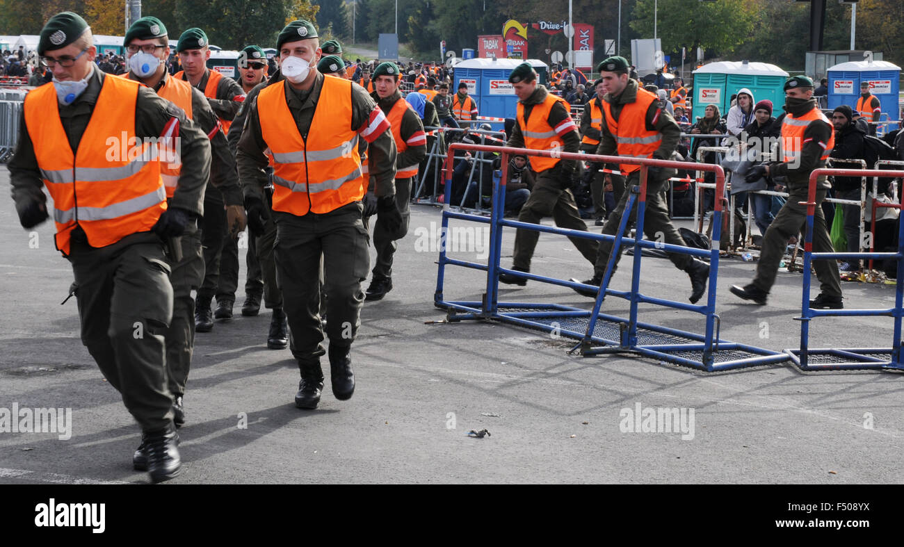 Spielfeld, Austria. 25th Oct, 2015. Austrian soldiers at the Spielfeld ...