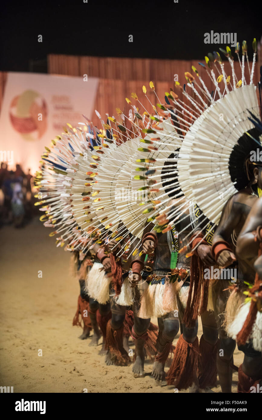 Palmas, Tocantins State, Brazil. 24th Oct, 2015. Karaja form a line ...