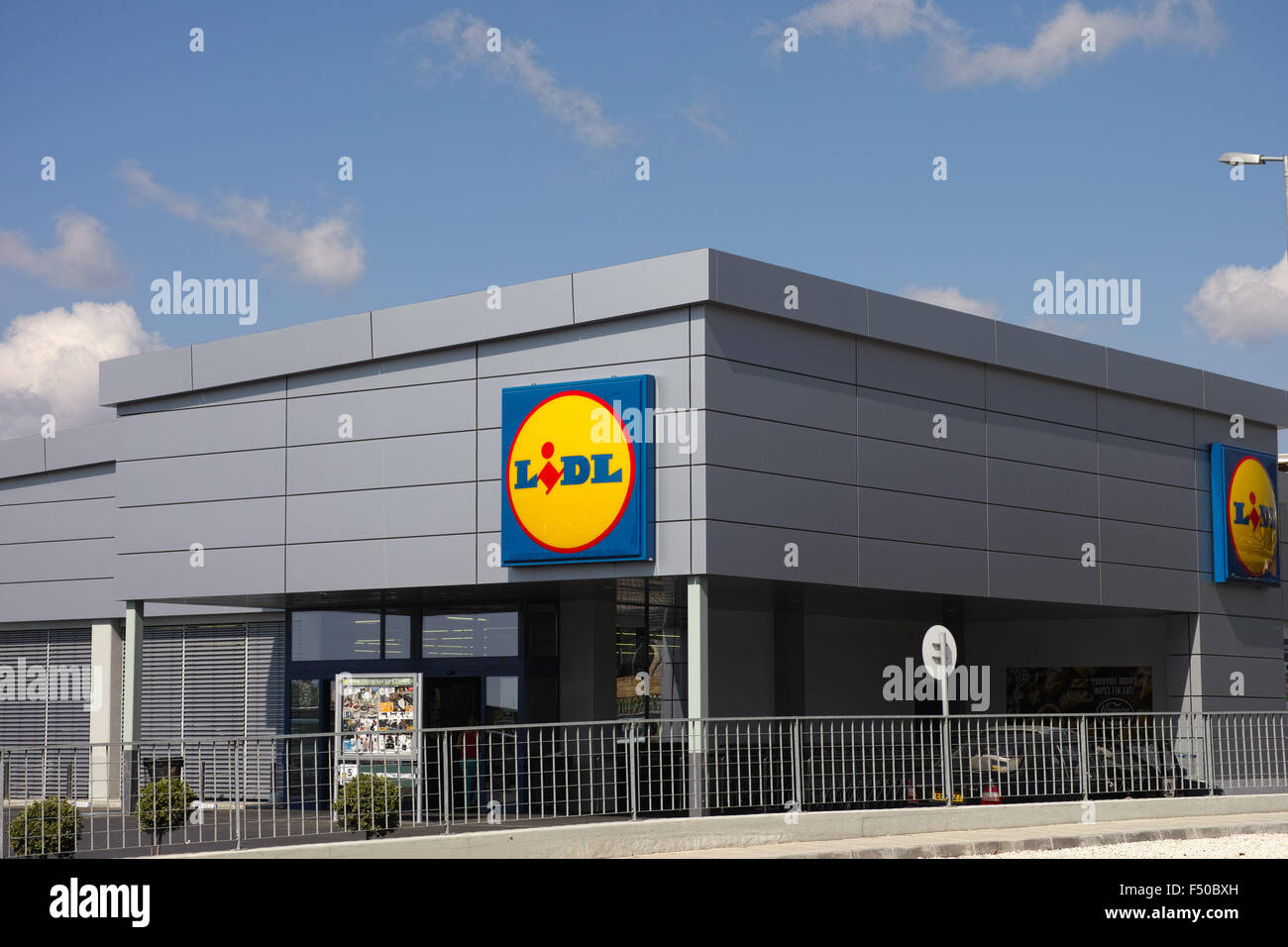 Discount grocery store hi-res stock photography and images - Alamy