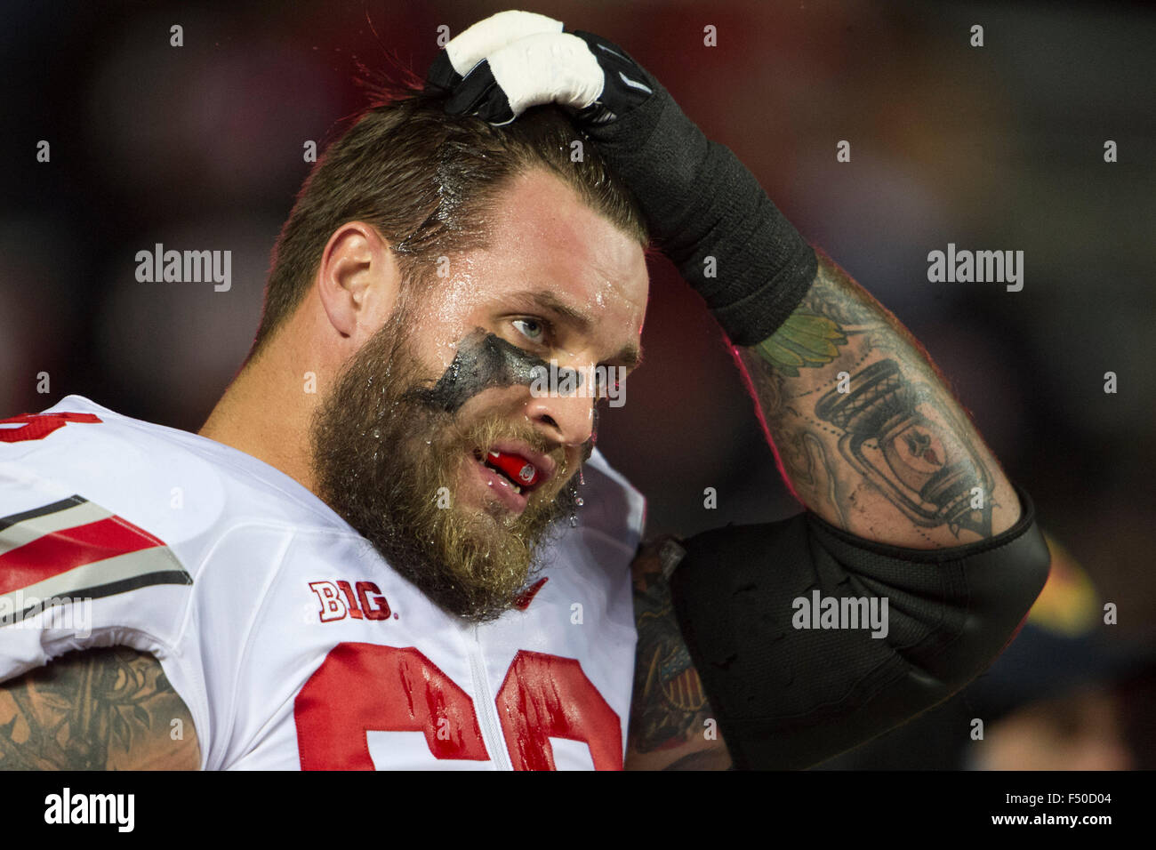 October 24, 2015: Ohio State Buckeyes offensive lineman Taylor Decker ...