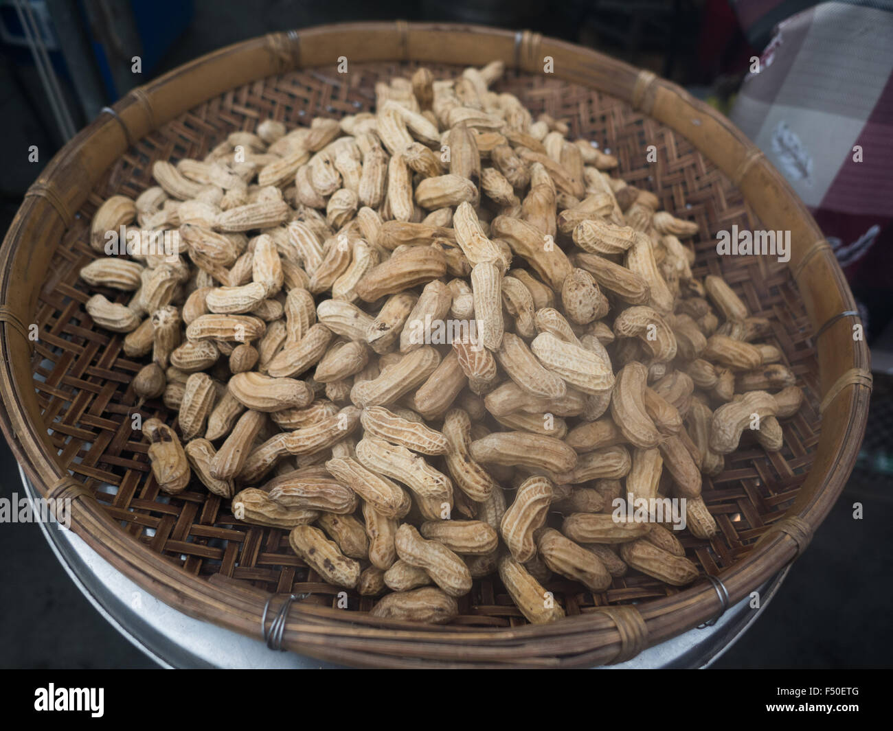 Roasted peanuts cooked by a street vendor in Taiwan Stock Photo - Alamy
