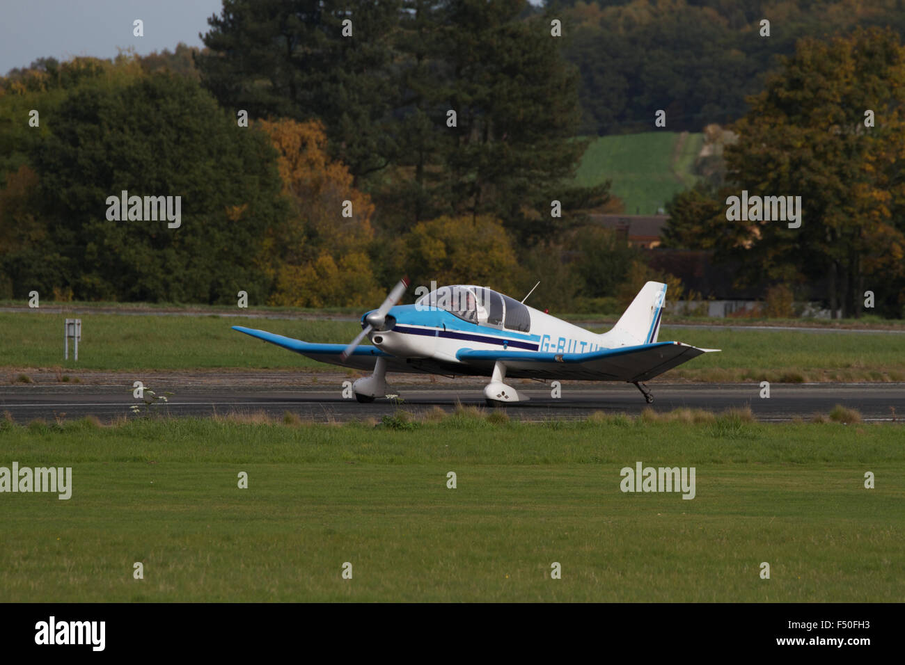 Small aircraft taxiing hi-res stock photography and images - Alamy