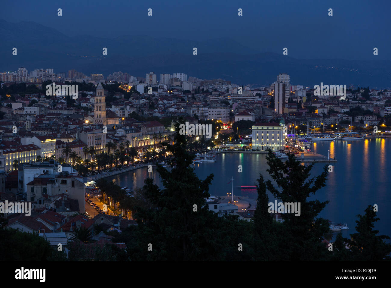 Split buildings in background hi-res stock photography and images - Alamy