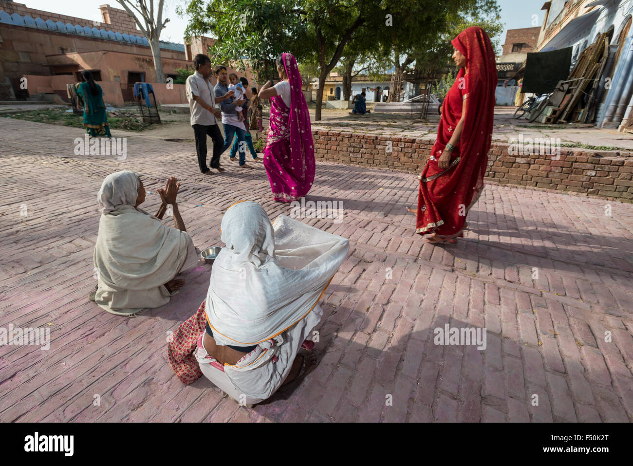 Women begging in india hi-res stock photography and images - Alamy