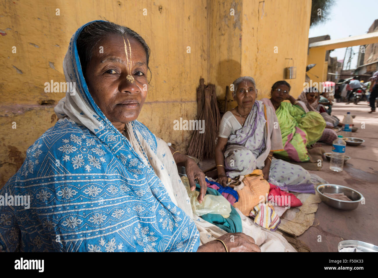 Begging india hi-res stock photography and images - Alamy