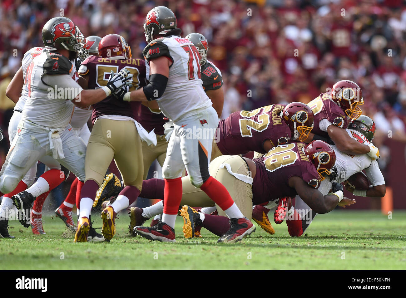 OCT 25, 2015 : Redskins defensive players sack Tampa Bay Buccaneers ...