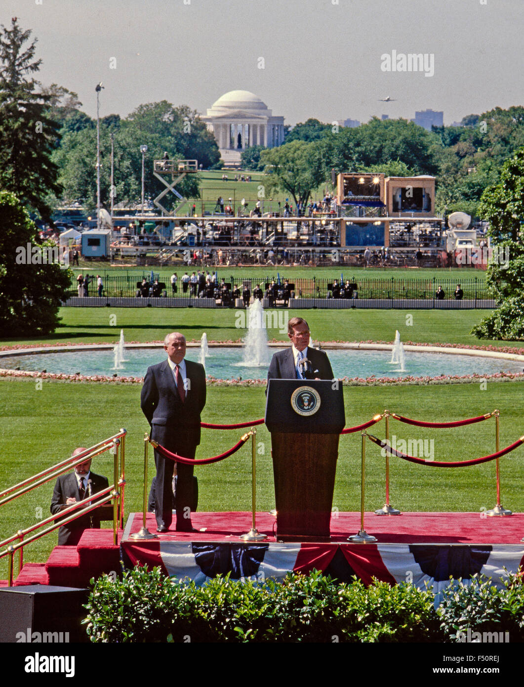 Washington, DC. 5-31-1990 President George H.W. Bush welcomes Soviet ...