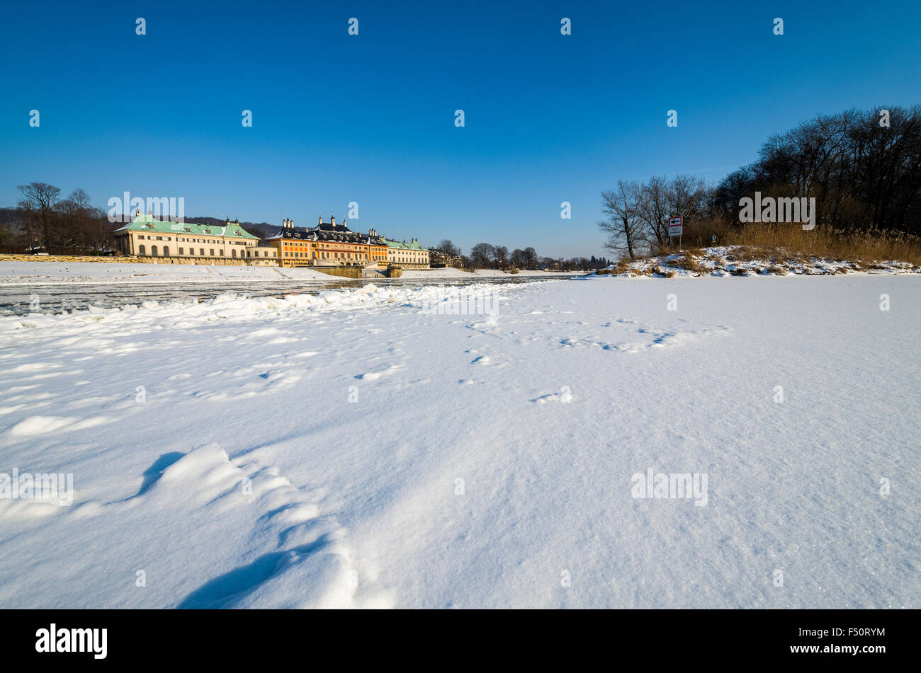 Frozen castle hi-res stock photography and images - Alamy