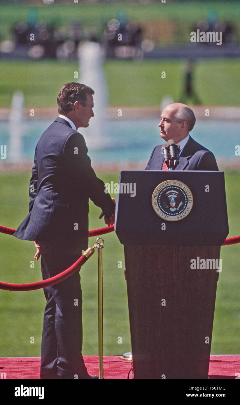 President George H.W. Bush welcomes Soviet Union President Mikhail ...