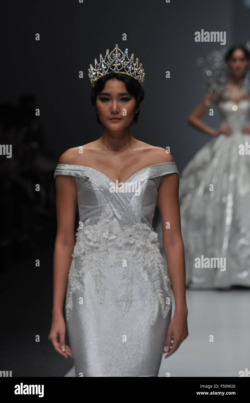 Jakarta, Indonesia. 25th Oct, 2015. A model wears a design of Niken ...