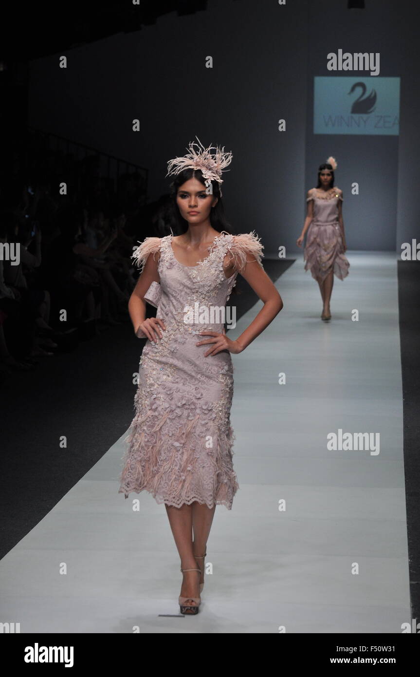 Jakarta, Indonesia. 25th Oct, 2015. A model wears design of Winny Zea ...