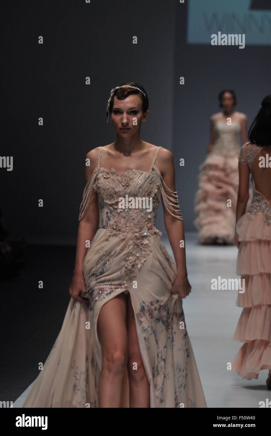 Jakarta, Indonesia. 25th Oct, 2015. A model wears design of Winny Zea ...