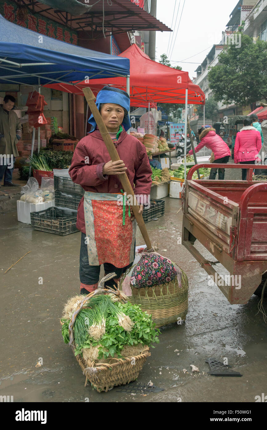 China chinese woman carrying pole hi-res stock photography and images ...