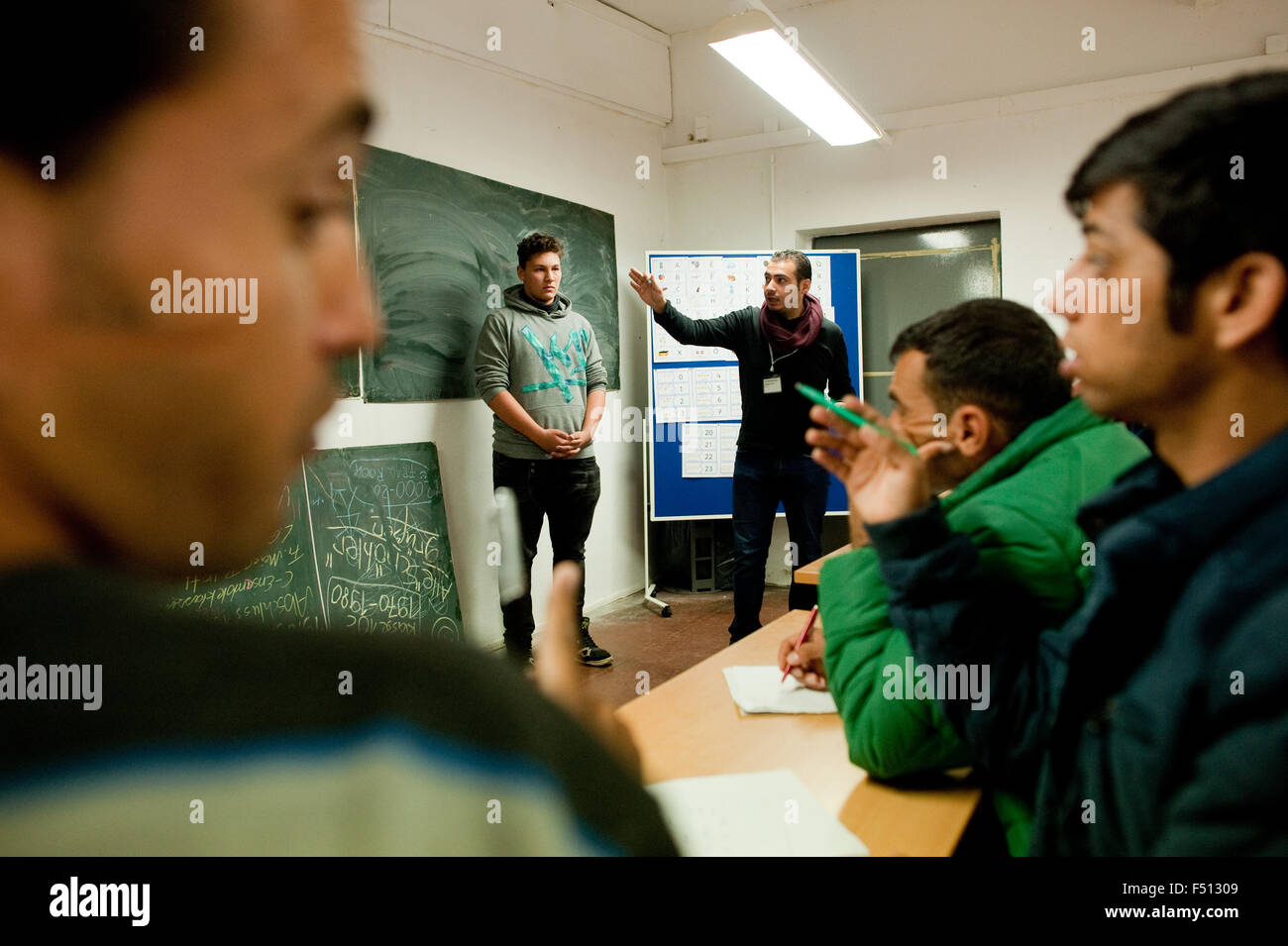 The student Florian Wendland (l) and the Syrian Shadi Tello take part ...