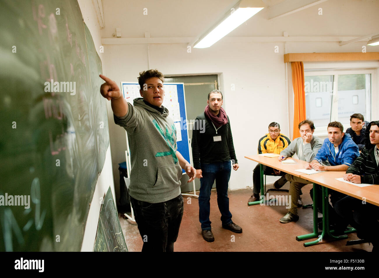 The student Florian Wendland (l) and the Syrian Shadi Tello take part ...