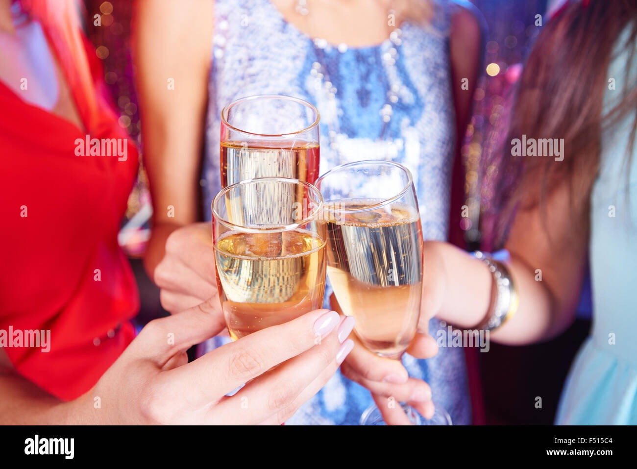 Group of girls cheering with fizzy champagne Stock Photo - Alamy
