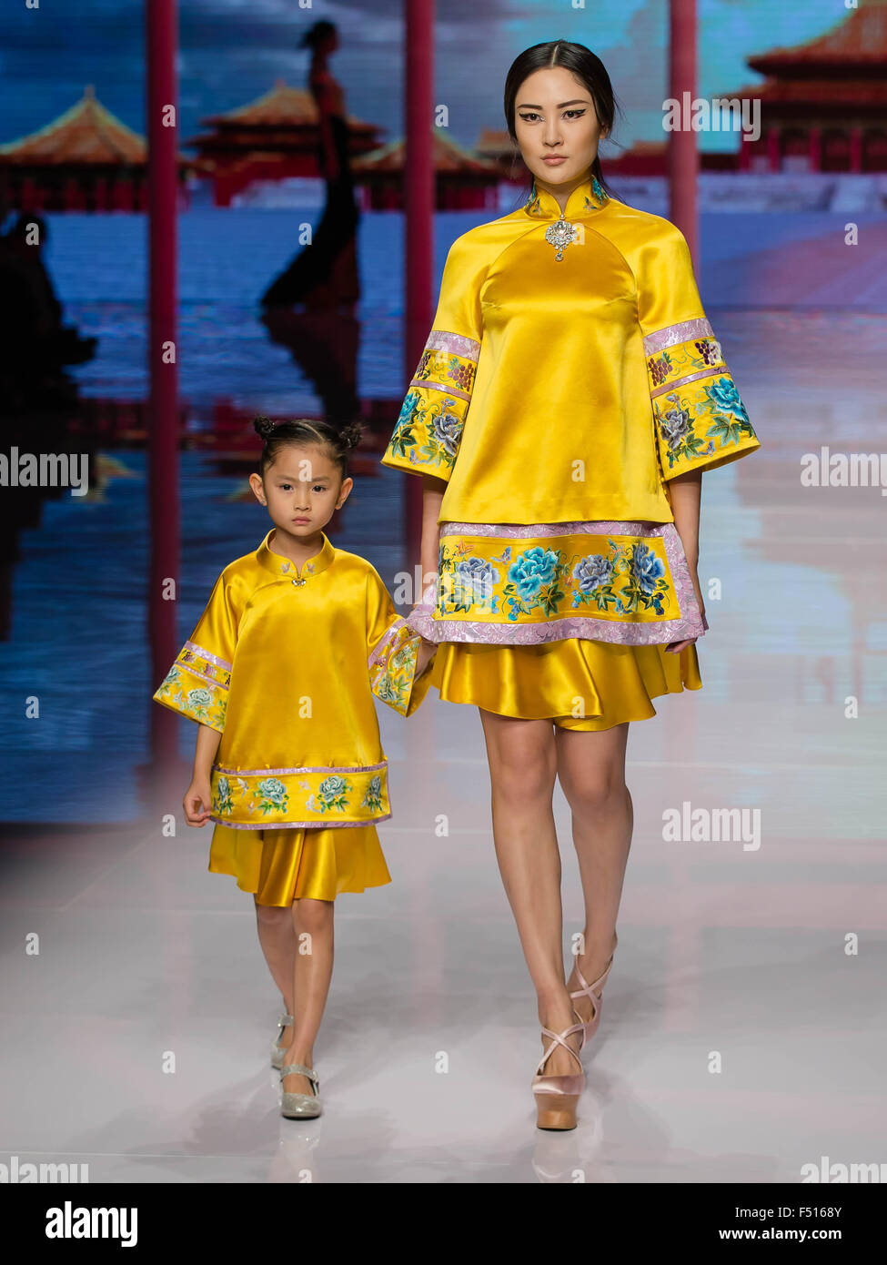Beijing, China. 25th Oct, 2015. Models present Qipao (cheongsam ...