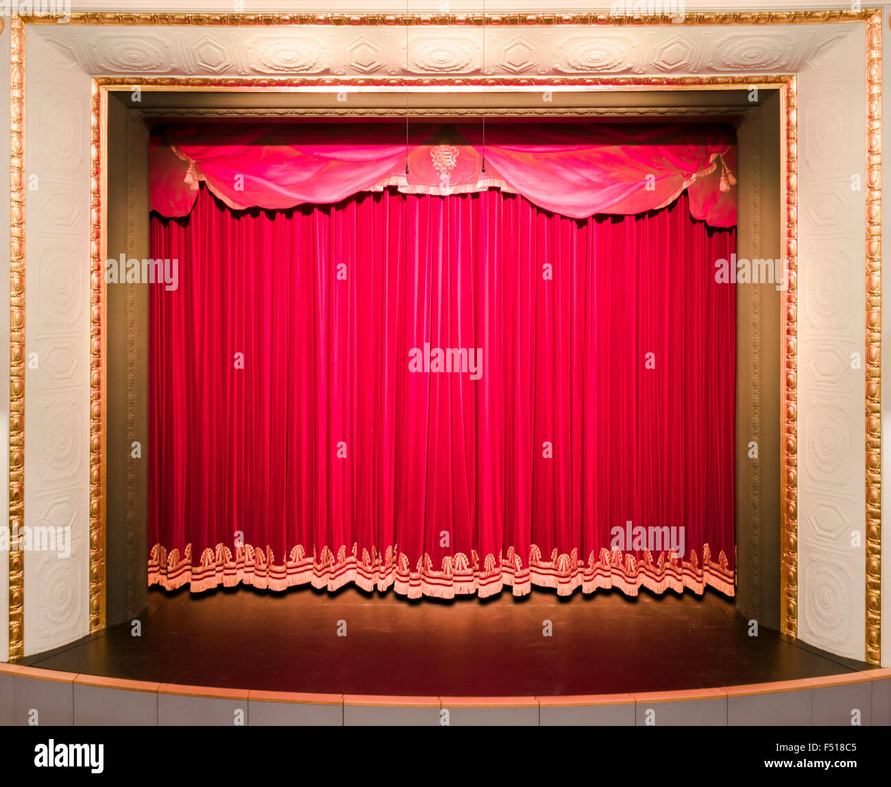 Stage curtain gold hi-res stock photography and images - Alamy