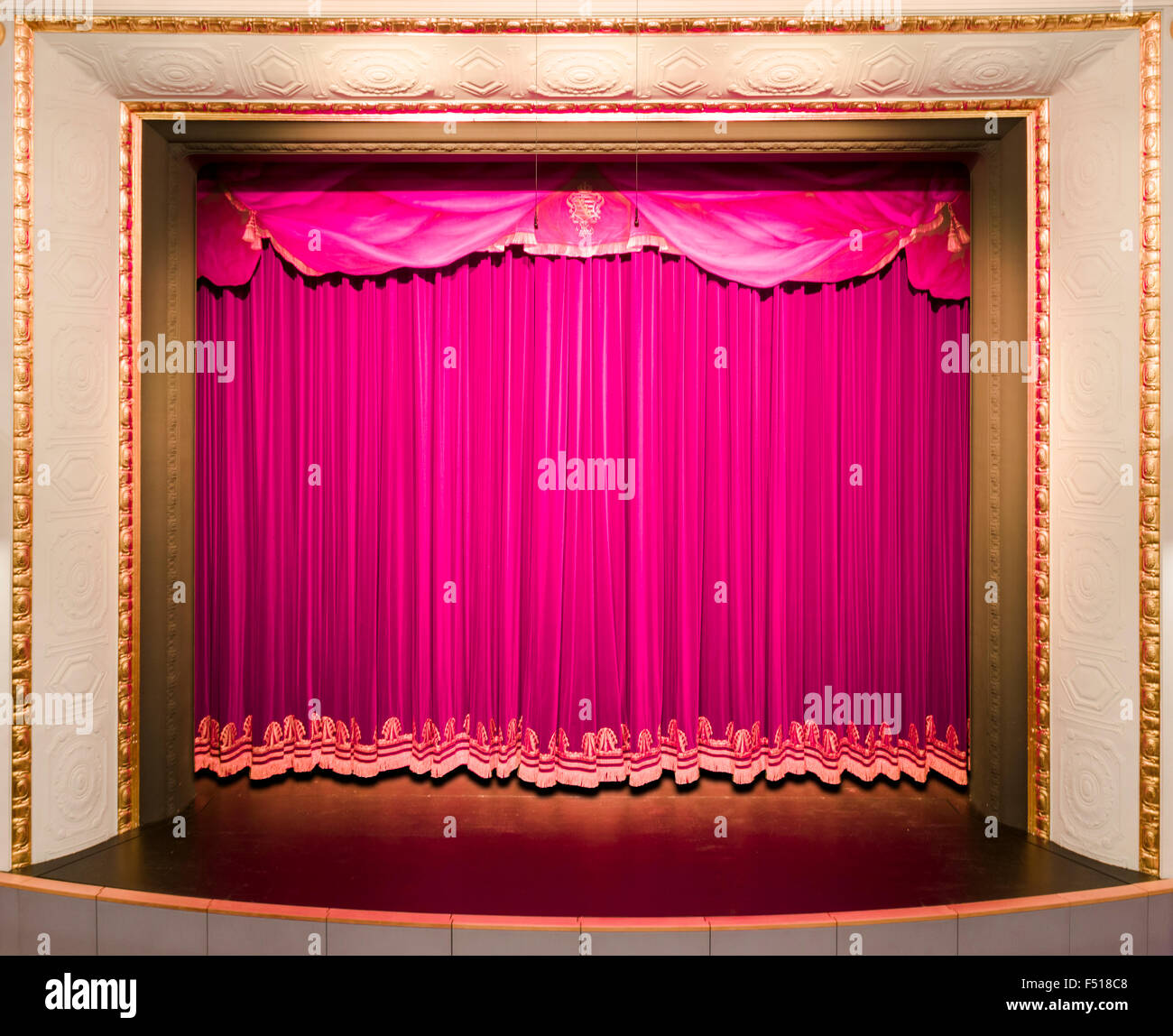 Theater drapes hi-res stock photography and images - Alamy