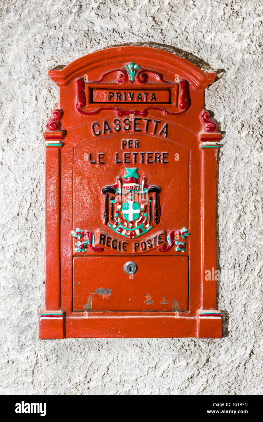 Red poste box hi-res stock photography and images - Alamy