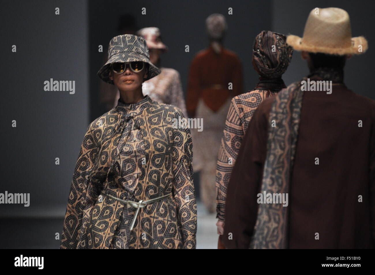 Jakarta, Indonesia. 25th Oct, 2015. A model wears a design of ...