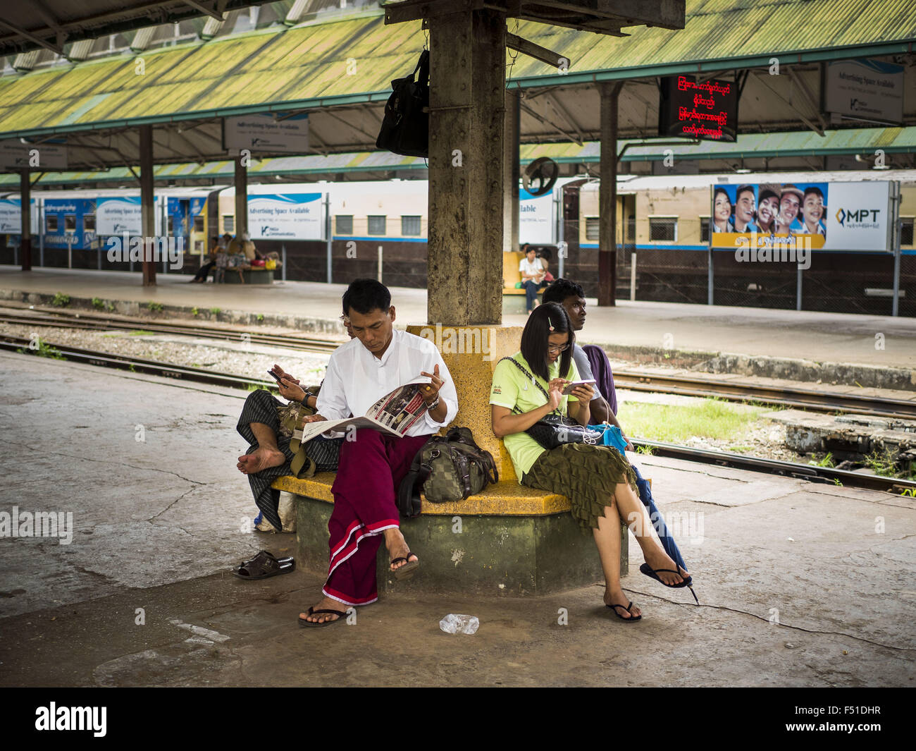 Yangon, Yangon Division, Myanmar. 26th Oct, 2015. Burmese wait to catch ...