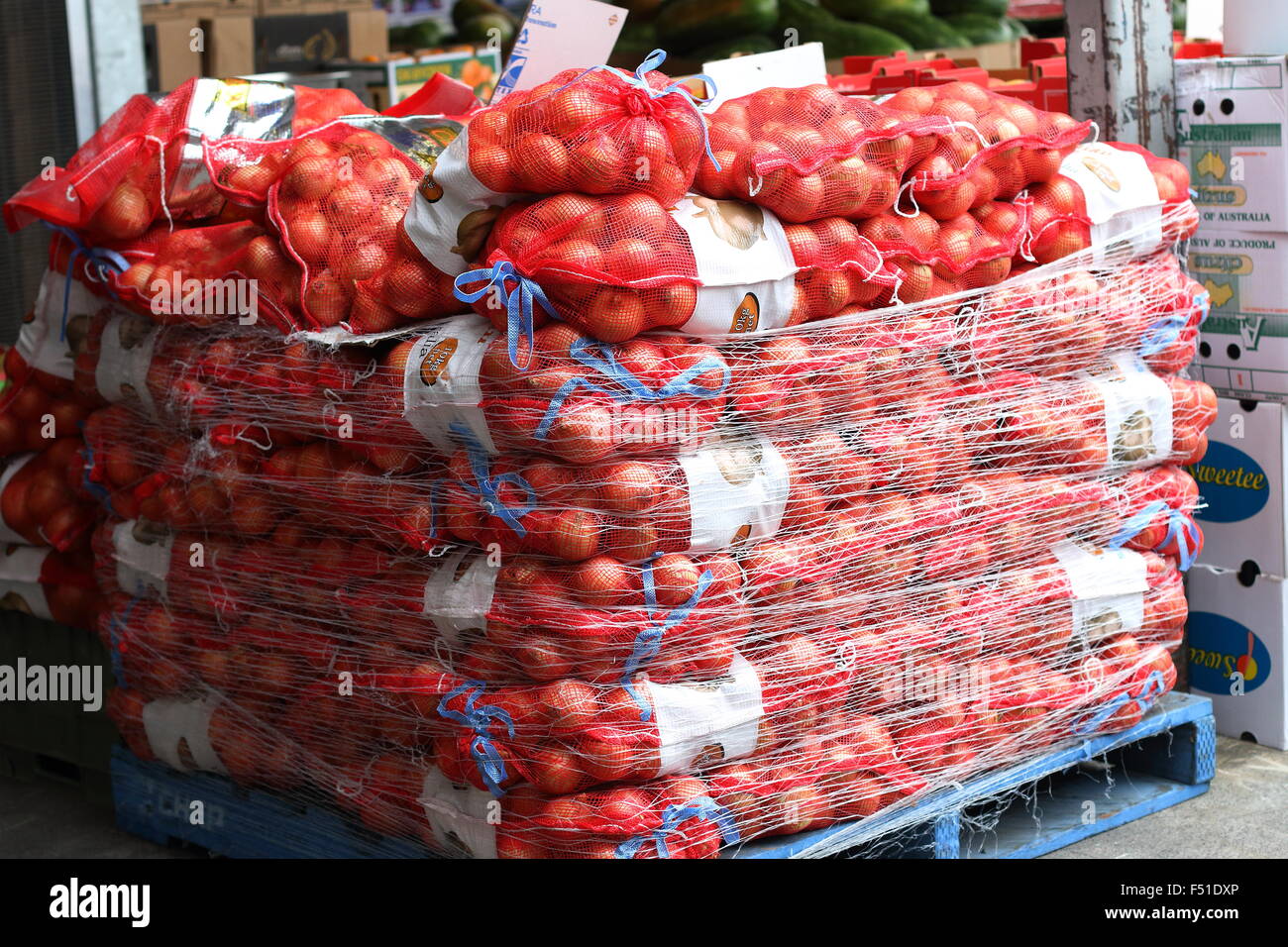 Fresh Onions on a wooden pallet for sale at the market Stock Photo - Alamy