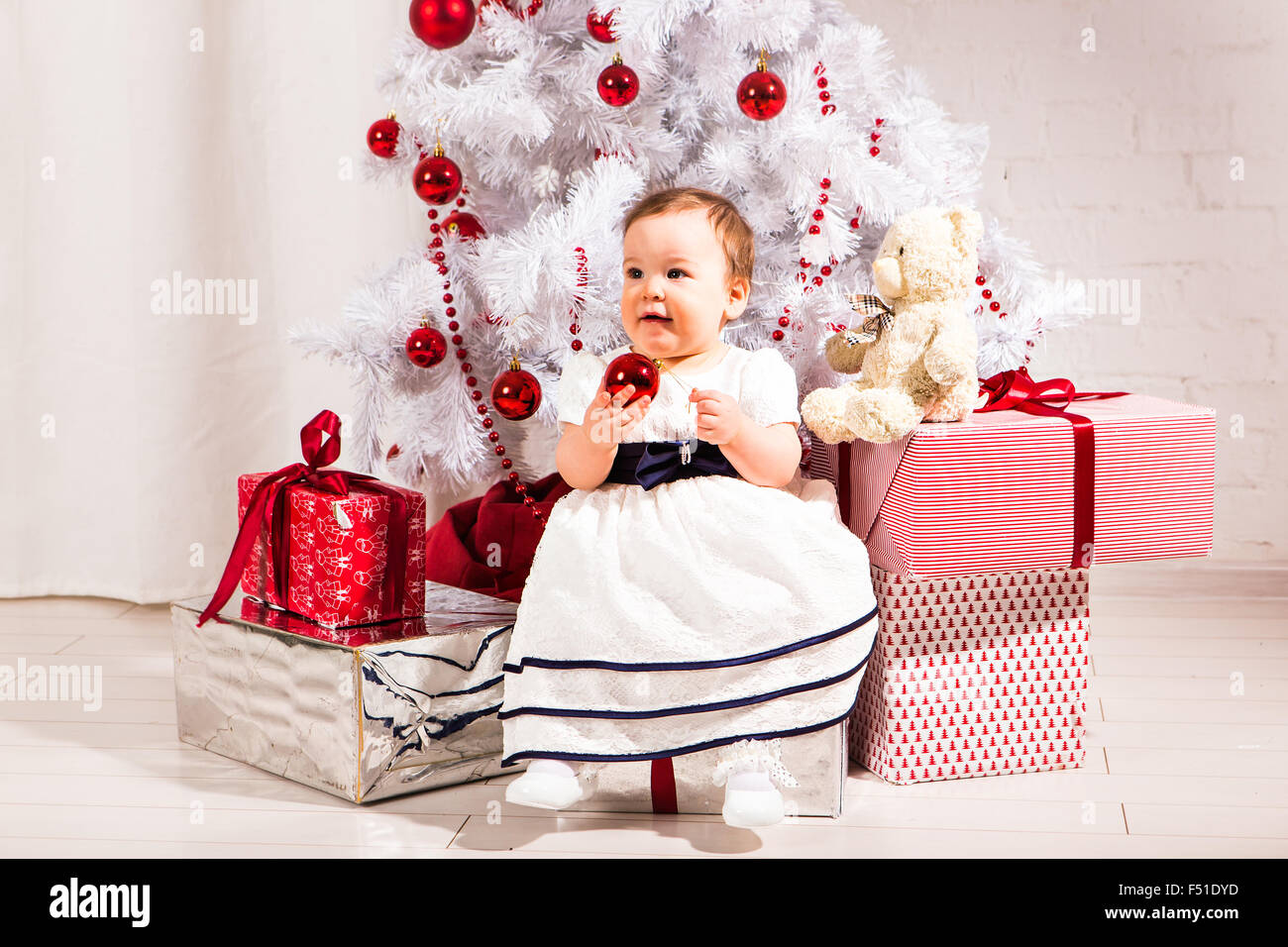 Children lying under tree hi-res stock photography and images - Alamy