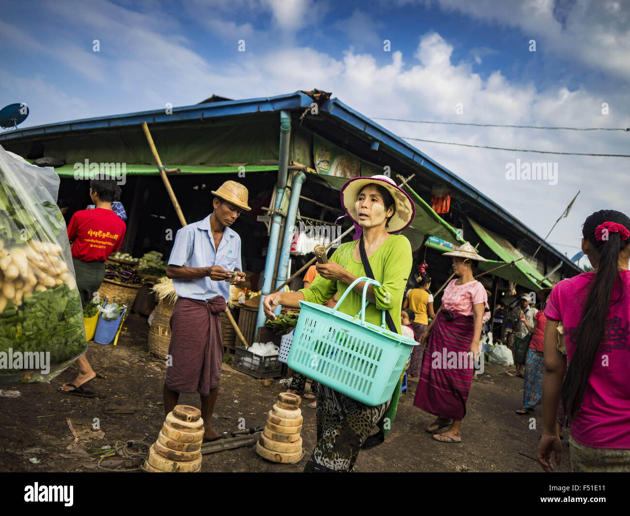 Insein, Yangon Division, Myanmar. 25th Oct, 2015. Shoppers at Danyin ...