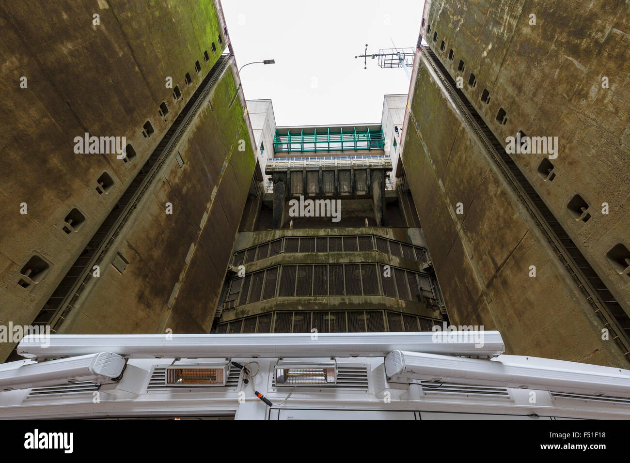 River cruiser arriving at the Hilpoltstein Lock, on the Main-Danube ...
