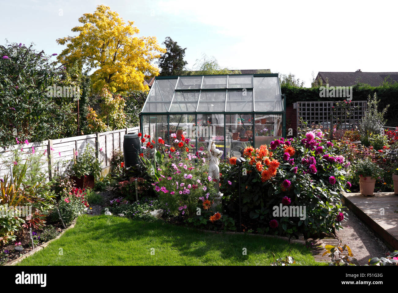 Domestic rural garden hi-res stock photography and images - Alamy