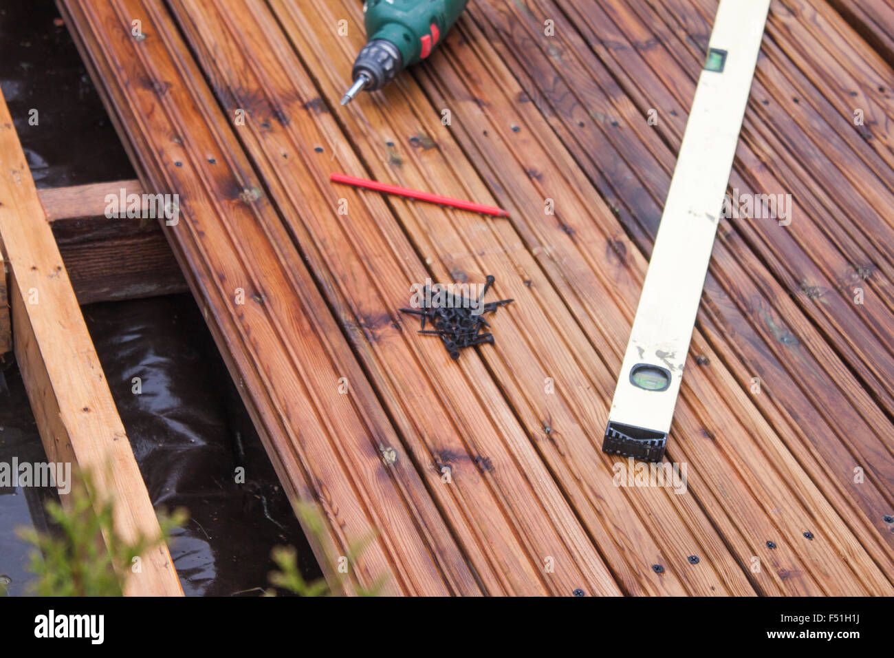 Building a terrace, drilling machine, skrews, a pen and a spirit level ...