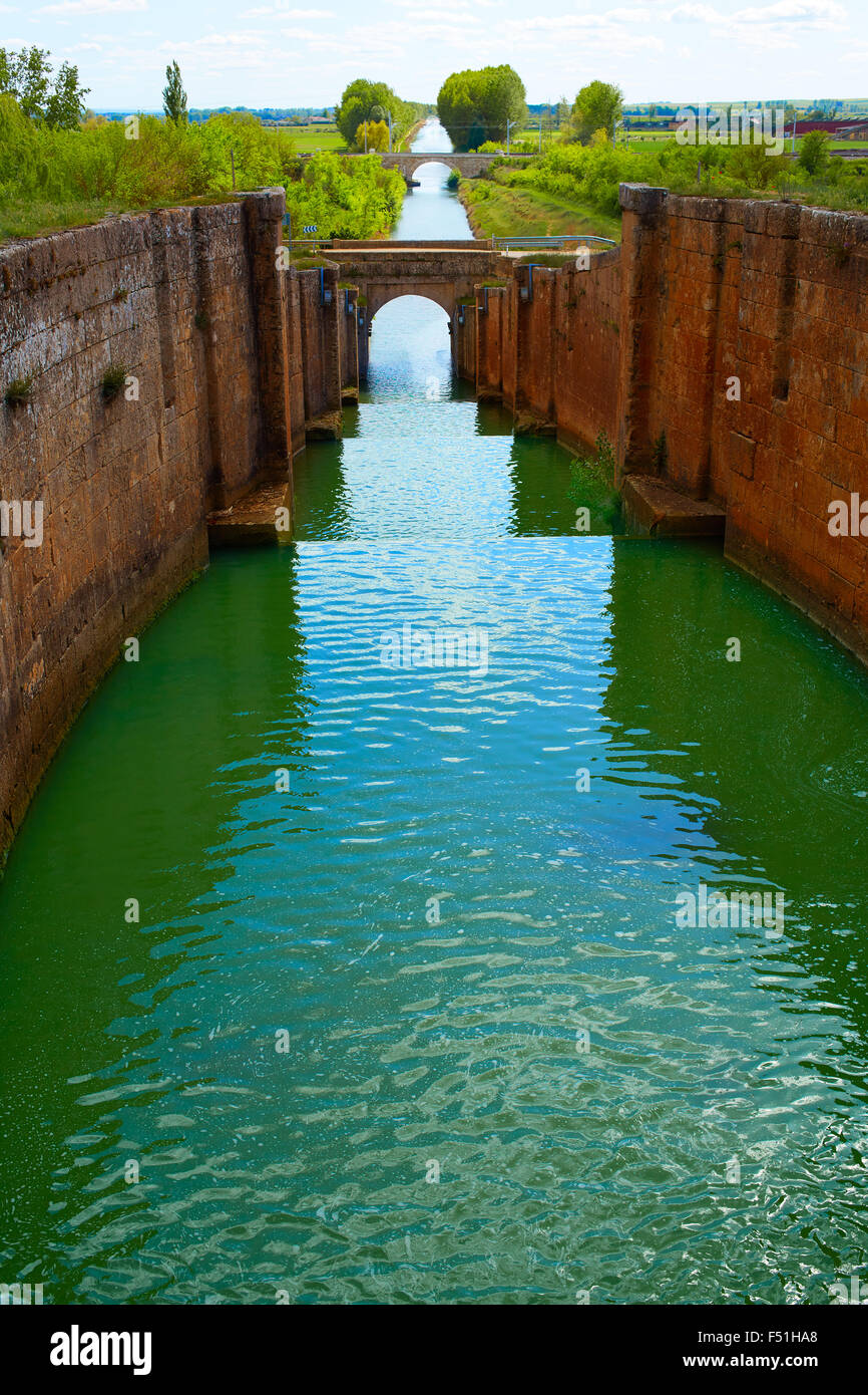 Canal tradicional hi-res stock photography and images - Alamy