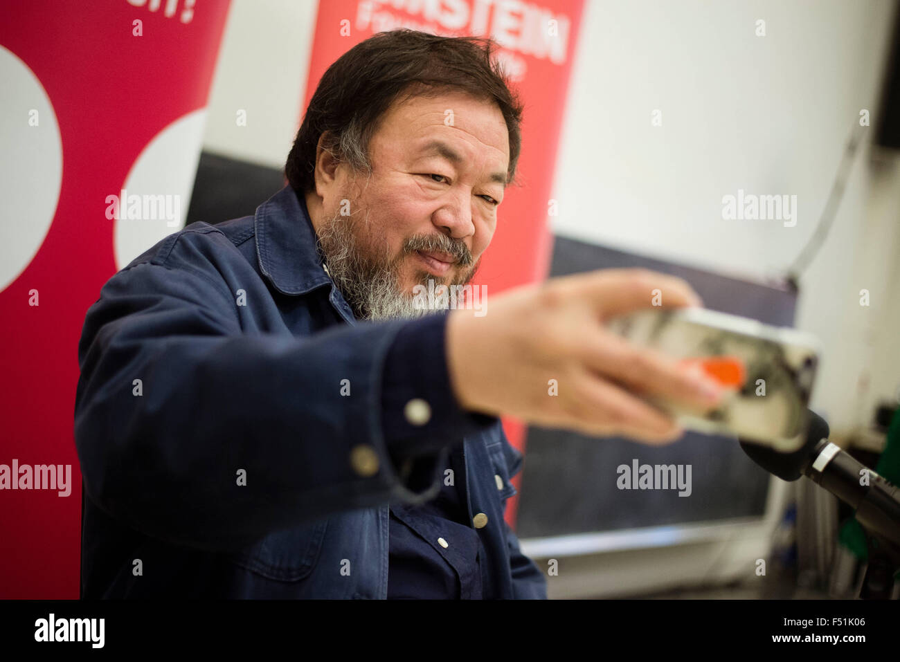 Berlin, Germany. 26th Oct, 2015. Chinese artist Ai Weiwei takes a picture of himself at a press ...