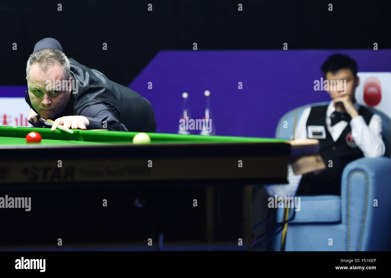Daqing, China's Heilongjiang Province. 17th Aug, 2015. John Higgins (L ...