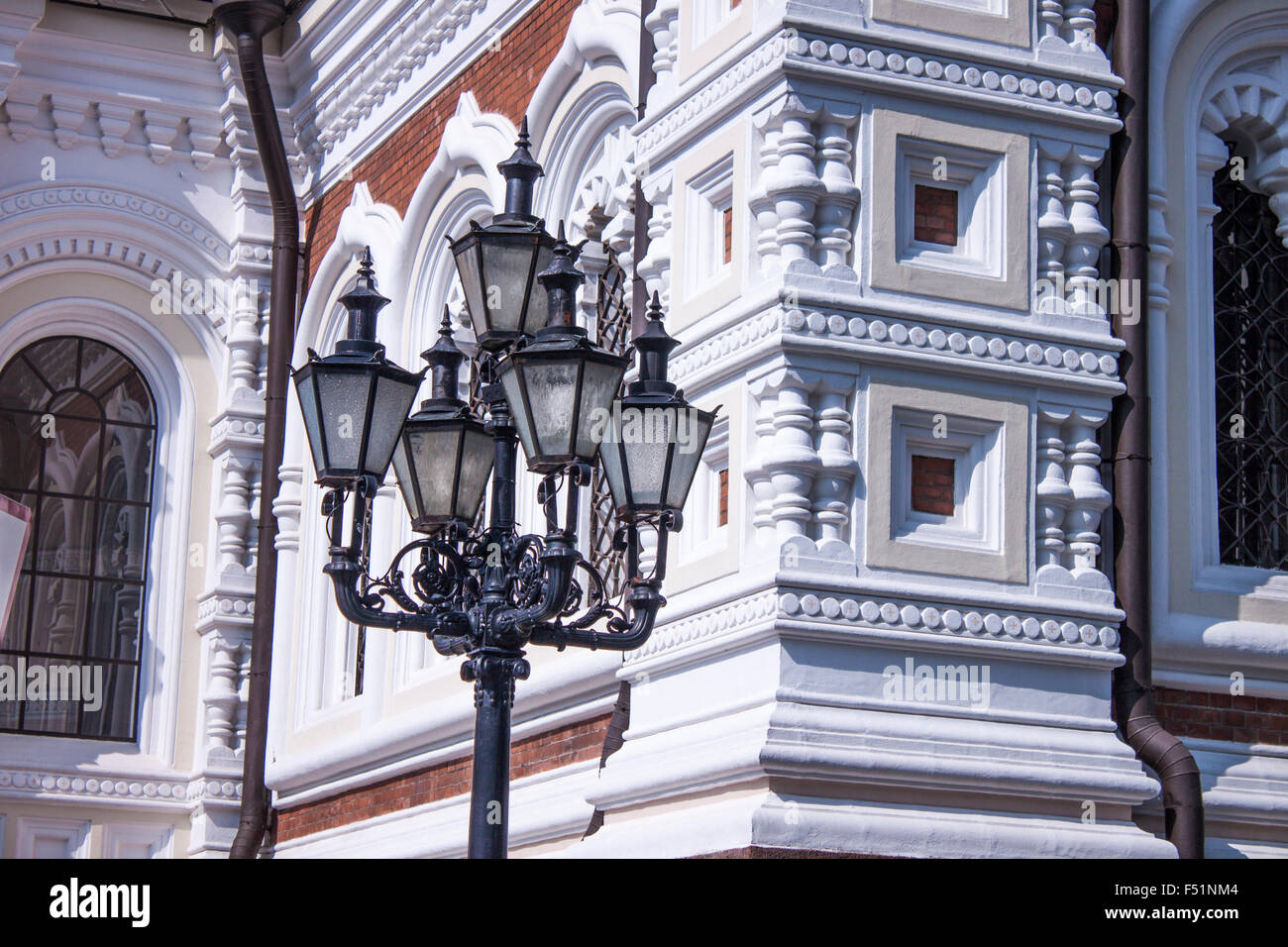 Black victorian lamp post hi-res stock photography and images - Alamy