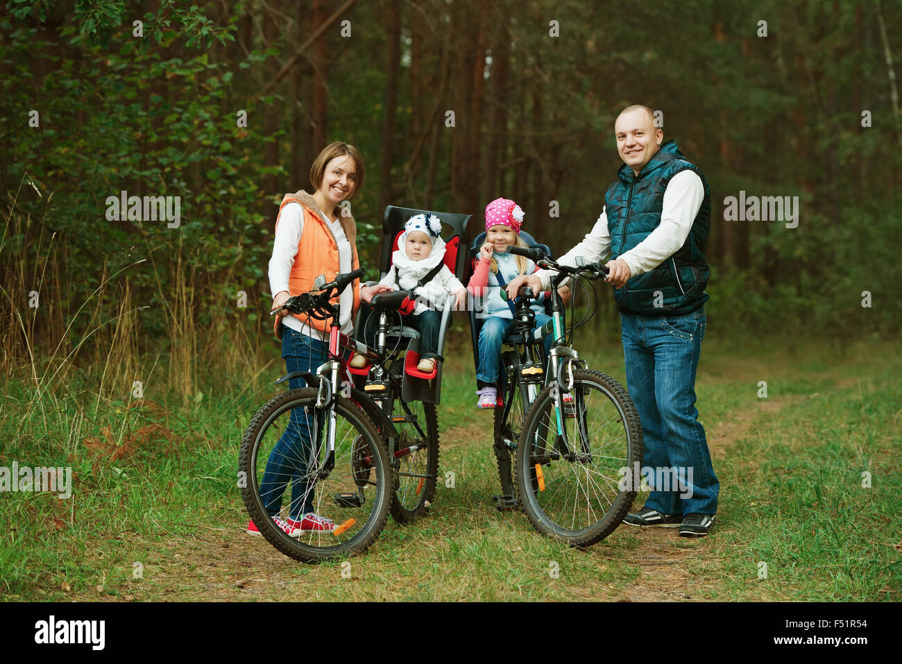 Family bike ride hi-res stock photography and images - Alamy