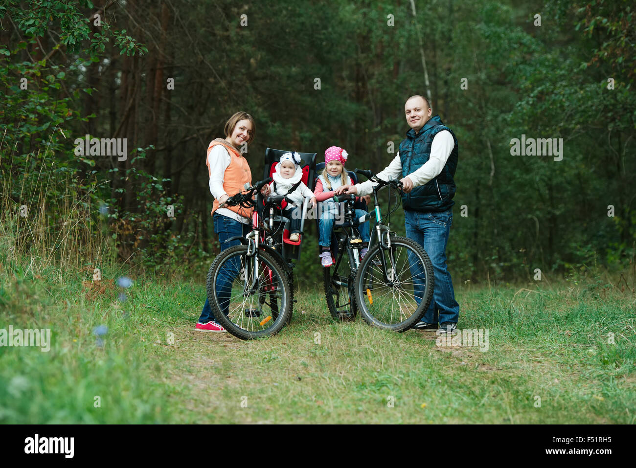 Family bike ride hi-res stock photography and images - Alamy